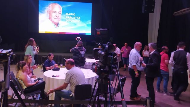 Bombos, flores turquesas, megáfonos y manzanas: una recorrida por los bunkers