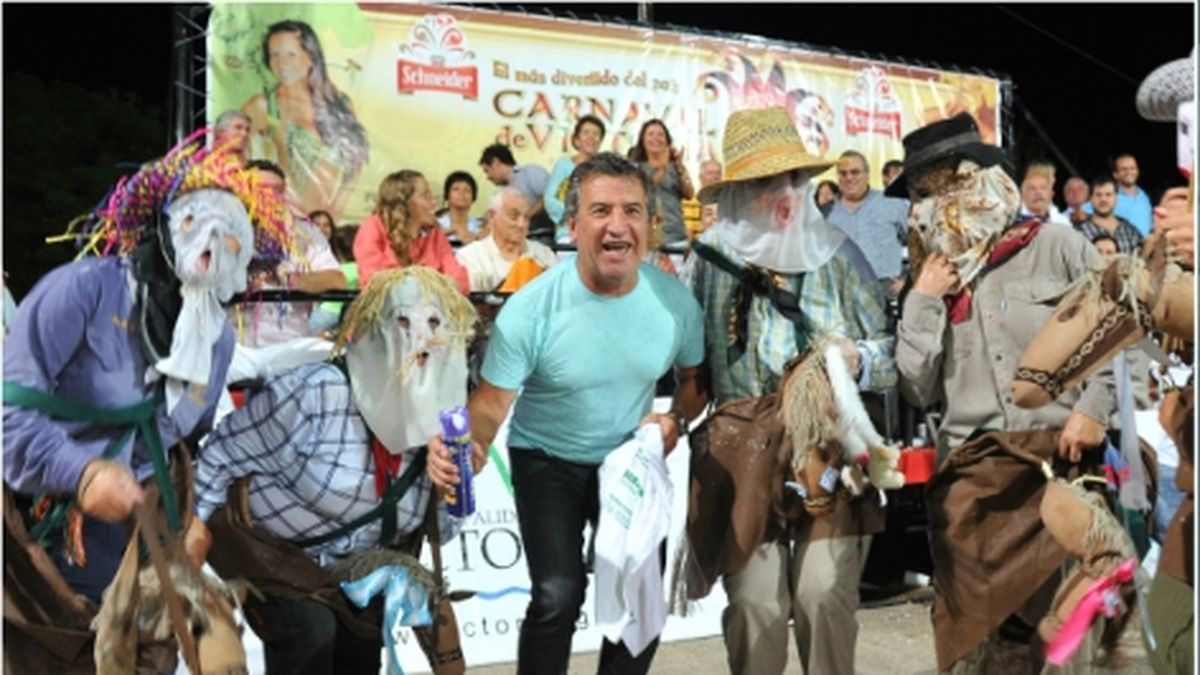 Una multitud disfrutó y bailó en los carnavales de Victoria