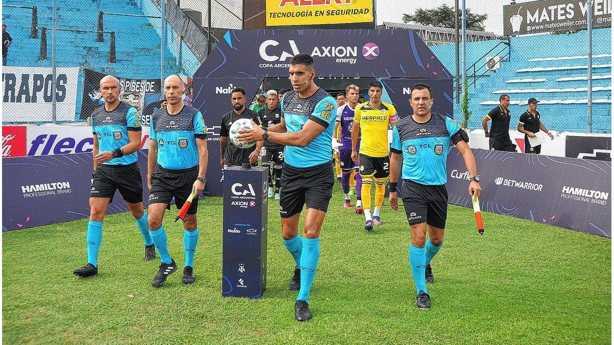 Pararon al árbitro del escándalo en Riestra-Comunicaciones