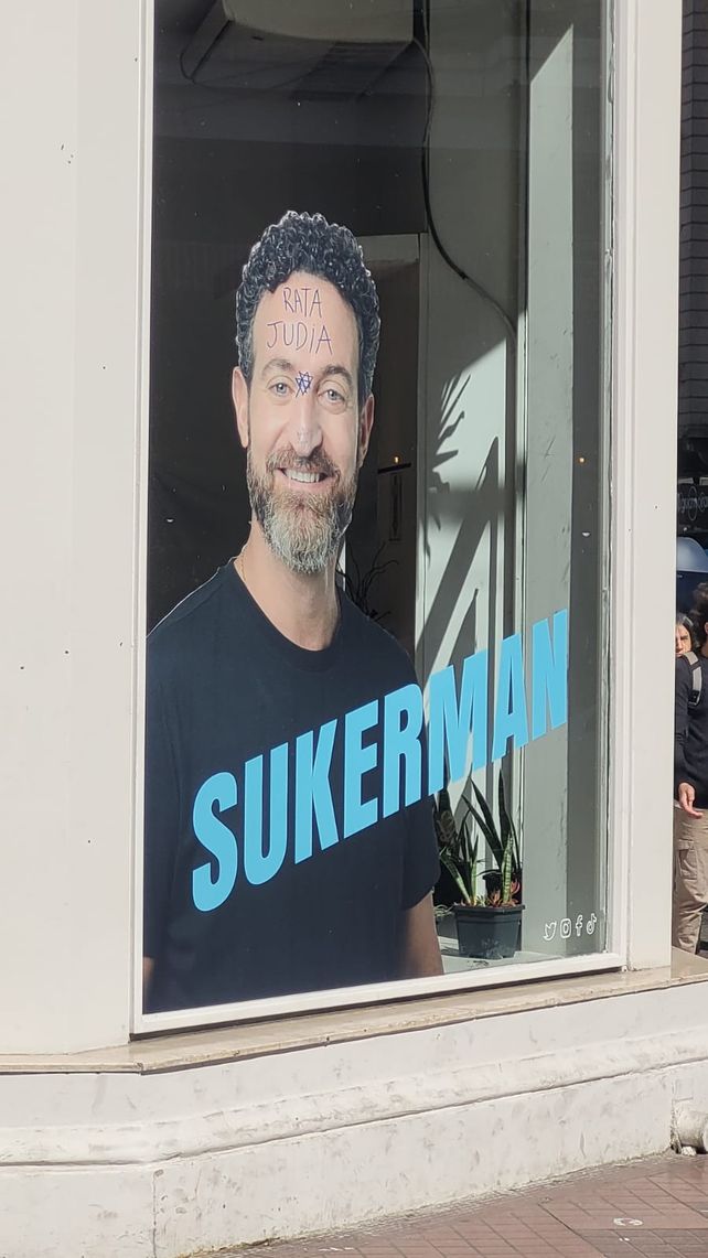 Pintadas antisemitas en un local partidario de Roberto Sukerman