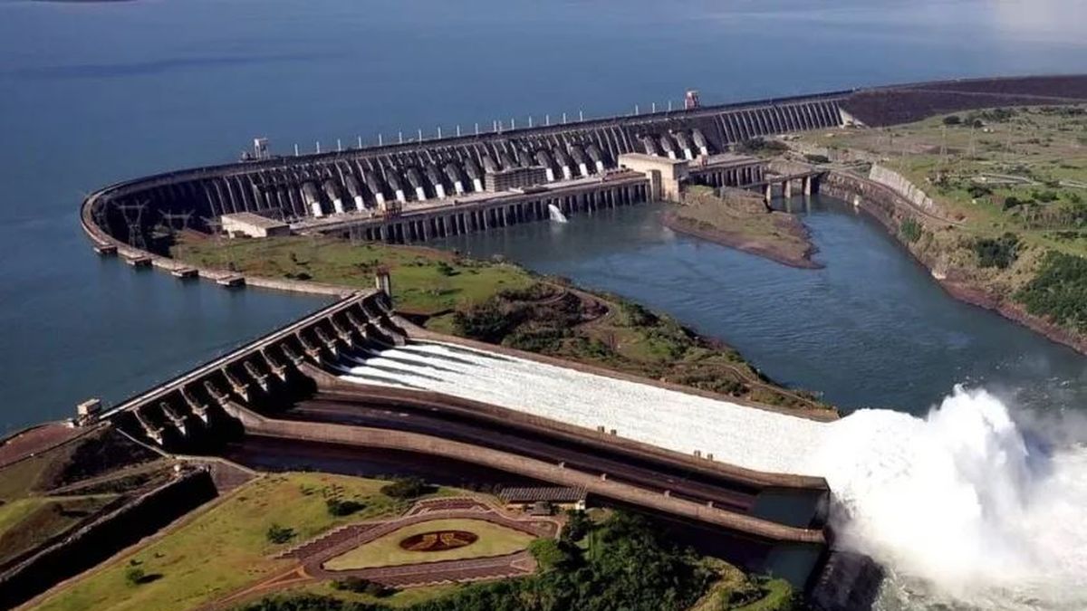 La represa Itaipú abrirá compuertas y se prevé un repunte del río Paraná