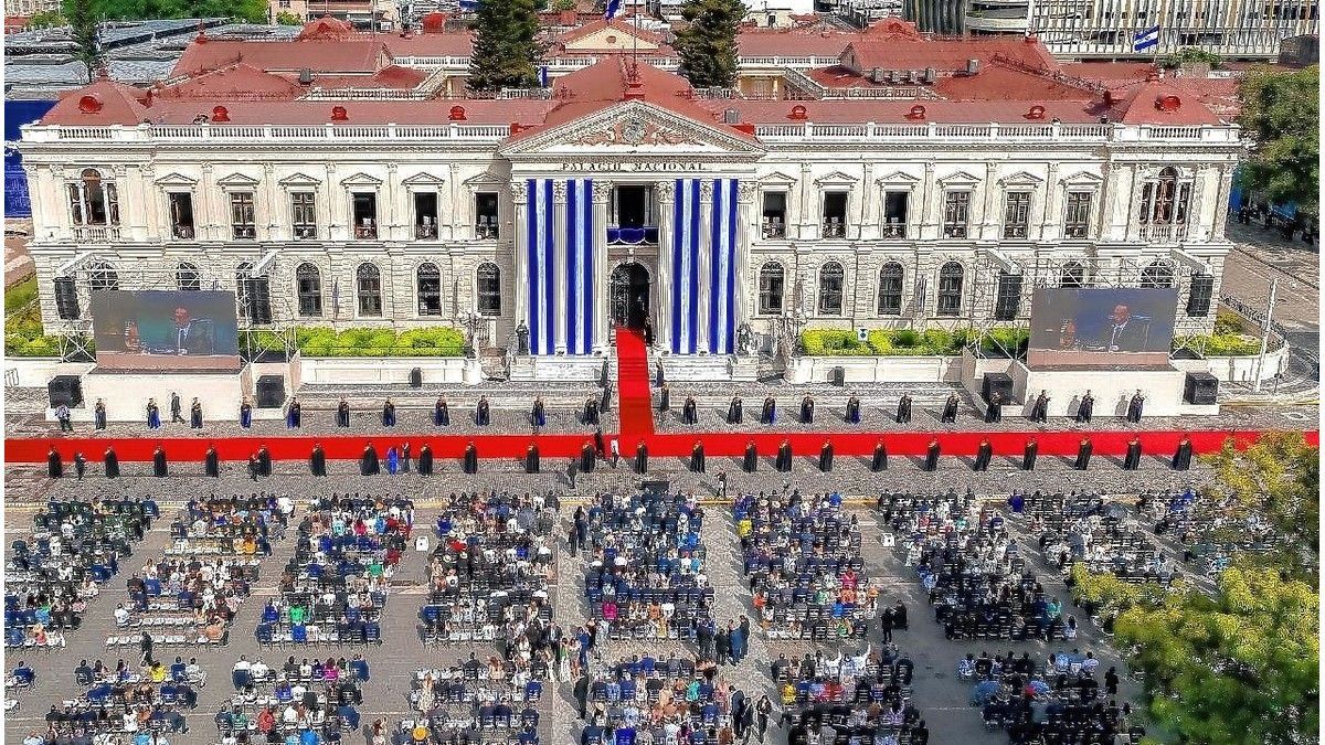 Javier Milei asiste a la asunción de Bukele en El Salvador y se ...