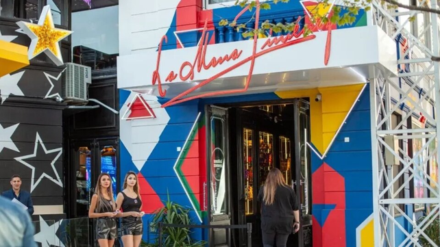 La Mona Jiménez cumplió su sueño e inauguró su museo bar