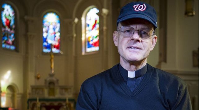 Washington: echaron a un sacerdote exorcista que dijo que los ovnis son ...