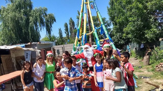 Es sordomudo y como Papá Noel reparte juguetes a los niños de Roldán ...