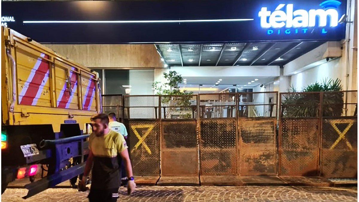 Télam: el gobierno cerró la agencia oficial durante la madrugada y ...