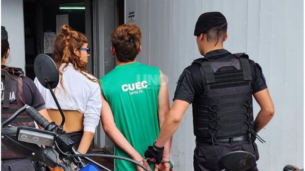 Aprehendieron a una pareja que robó un equipo musical de un auto