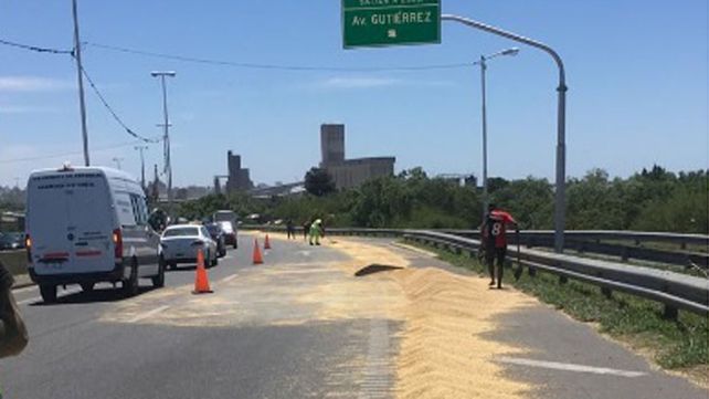 Acceso Sur: un auto despistó por la presencia de cereal desparramado