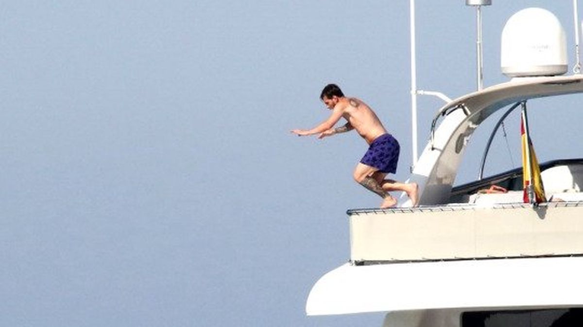 Messi ensayó un arriesgado salto desde el techo del yate en el que ...