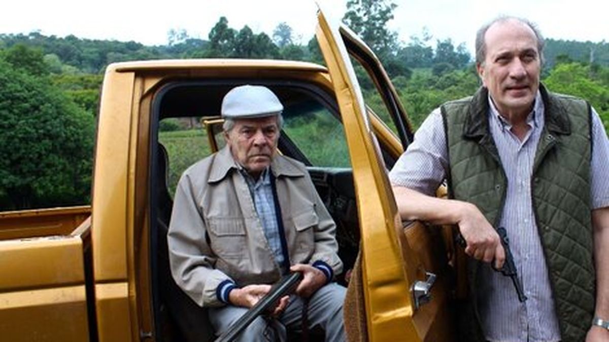 El hombre inconcluso: Una densa trama de complicidades