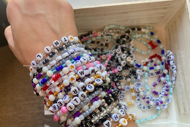 Qué son las pulseras de la amistad y por qué las usan las fanáticas de Taylor Swift