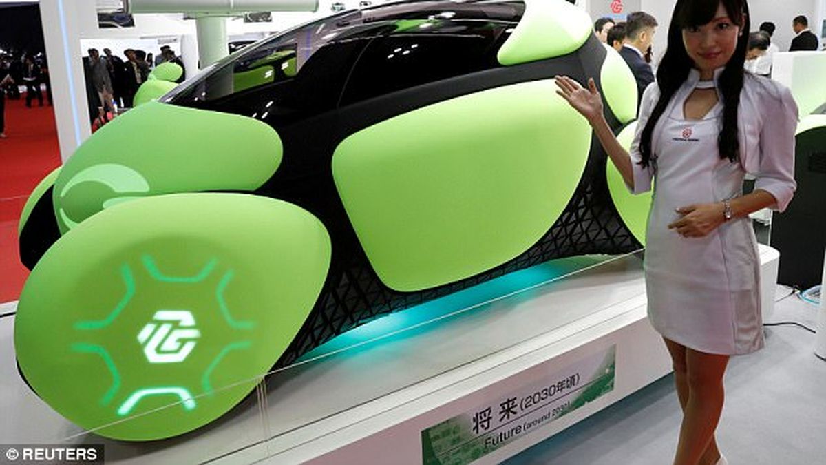 Crean un auto de goma que parece ser irrompible