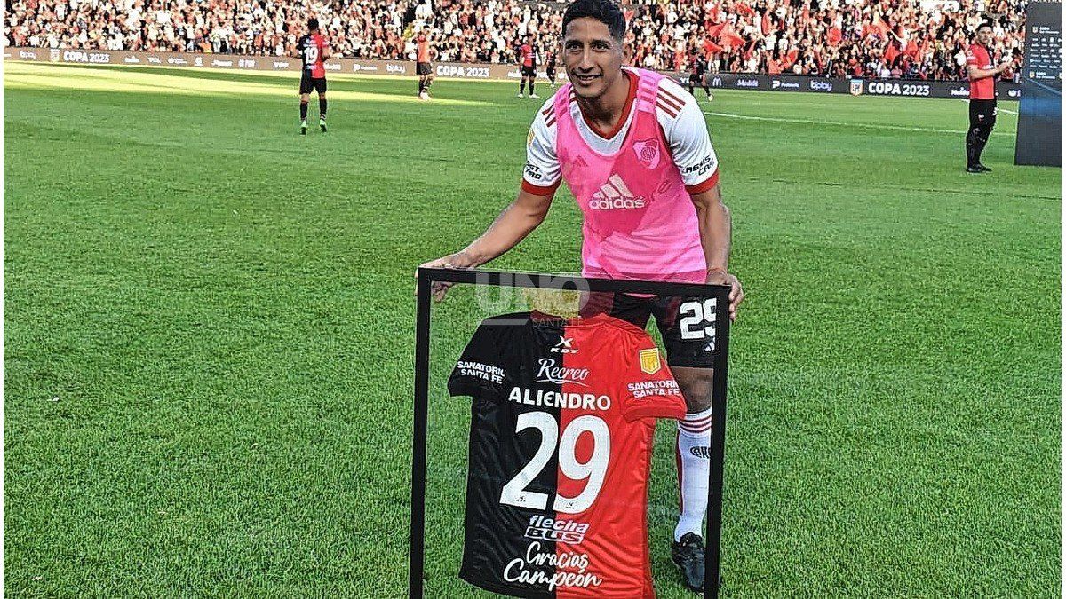 Colón le hizo un emotivo reconocimiento a Rodrigo Aliendro