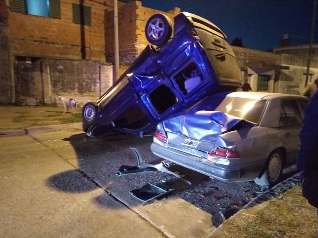 Tres autos destruidos tras un impactante choque en zona sur