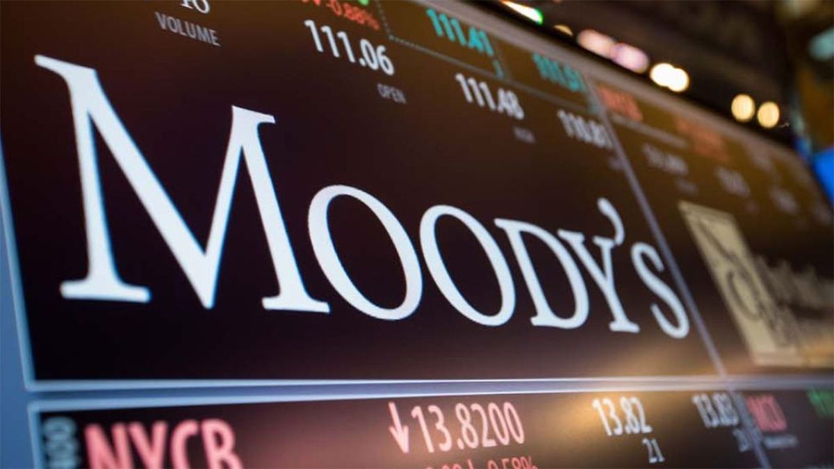 Moodys alerta sobre una reestructuración de deuda y pide devaluación