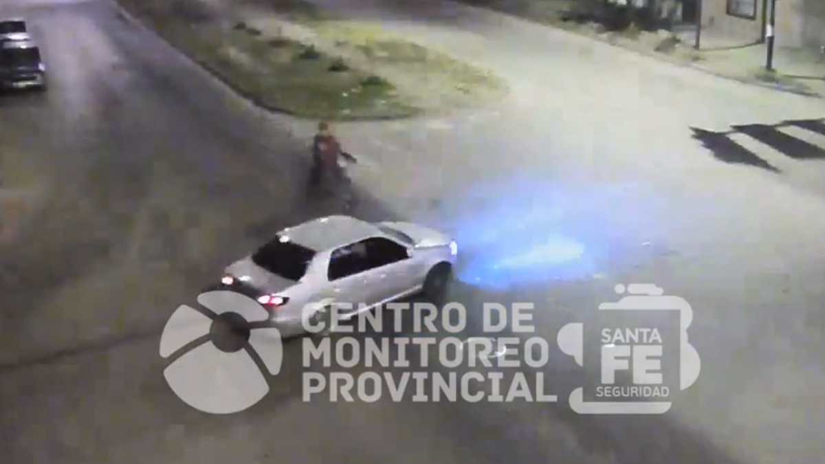 Un video muestra un impactante choque entre una moto y un auto