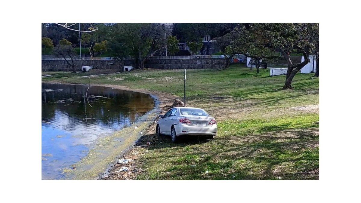 Insólito: se olvidó de poner el freno de mano y su auto casi termina dentro del lago del Parque ...