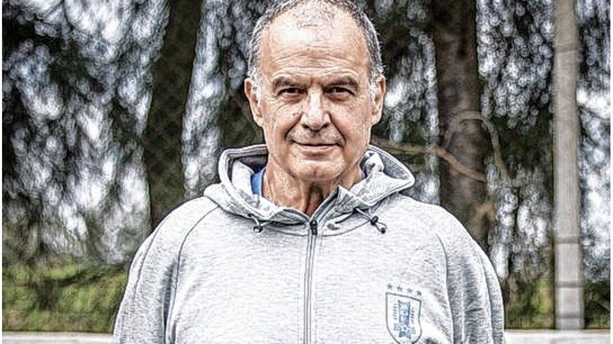 La primera foto de Marcelo Bielsa con el buzo de Uruguay