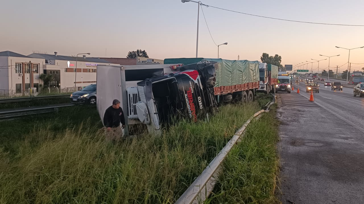 Espectacular vuelco de un camión en avenida de Circunvalación y Juan José Paso
