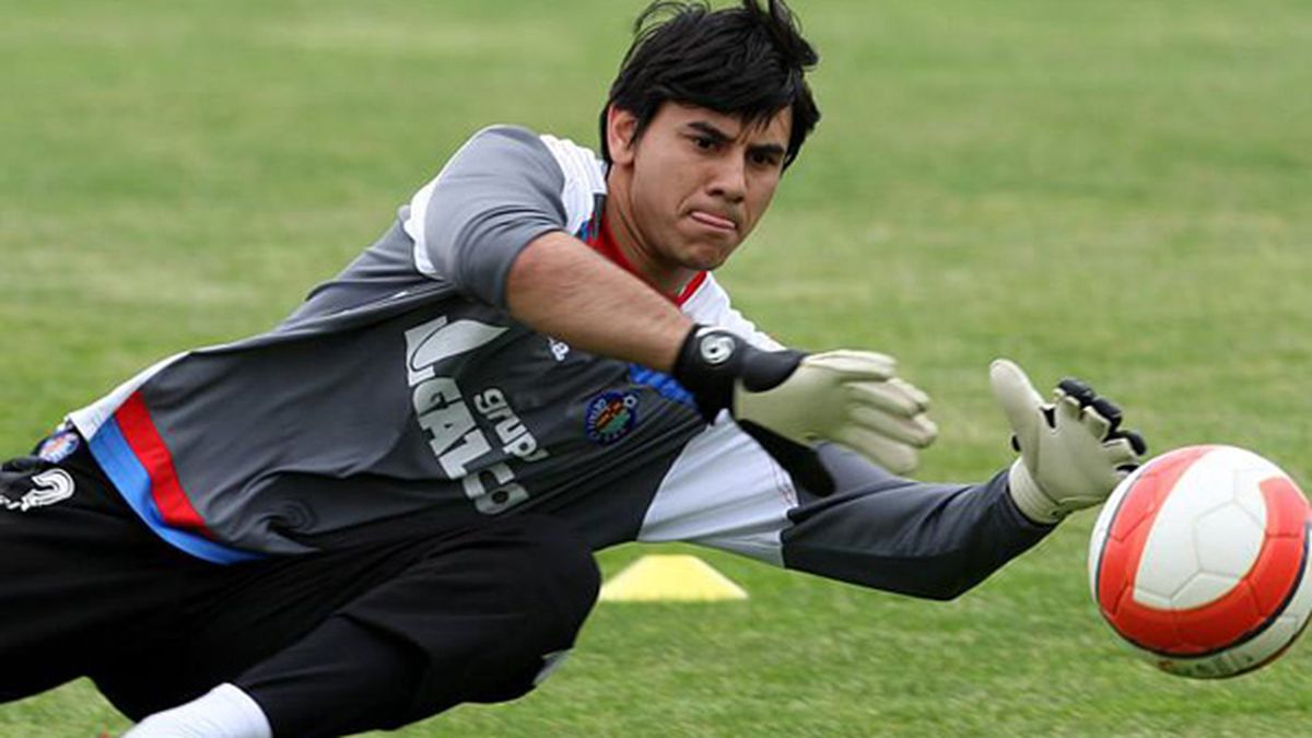 Oscar Ustari se convirtió en el nuevo arquero de Newells y el lunes se ...