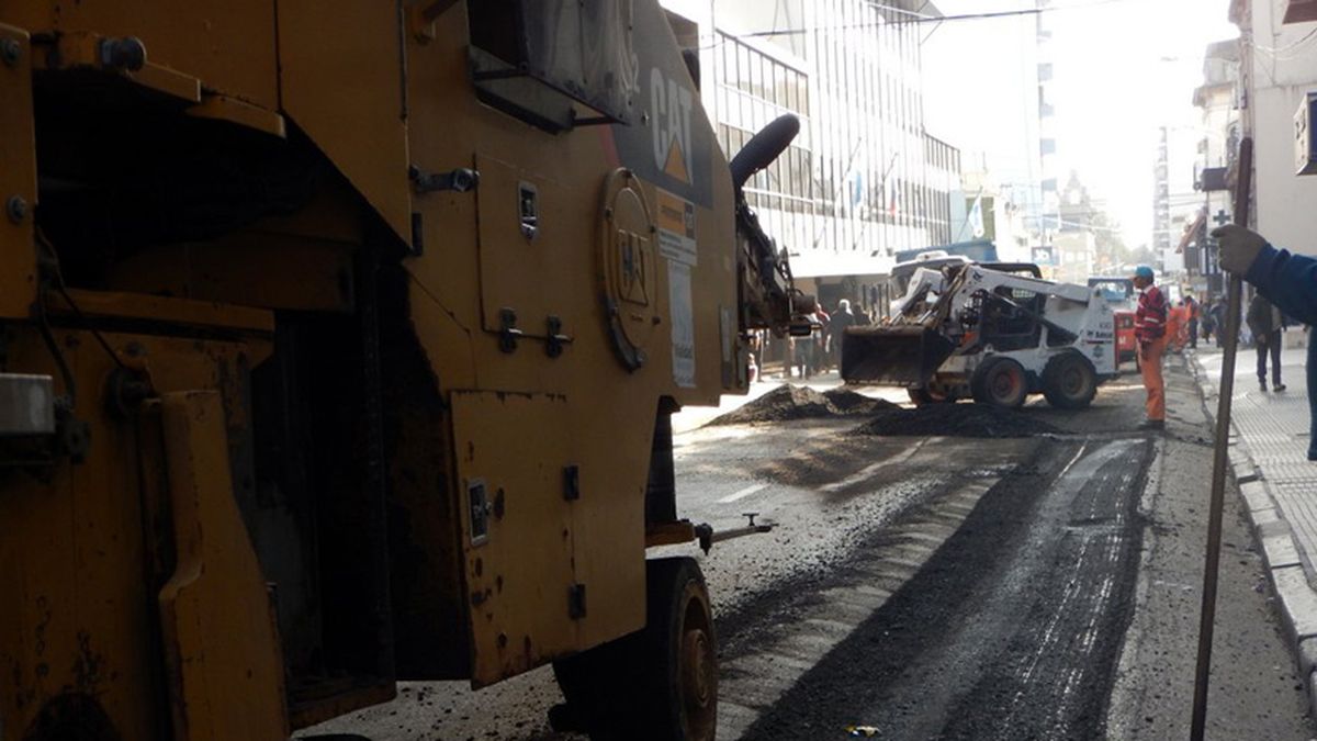 Continúan arreglando calles en los barrios y el centro de Paraná