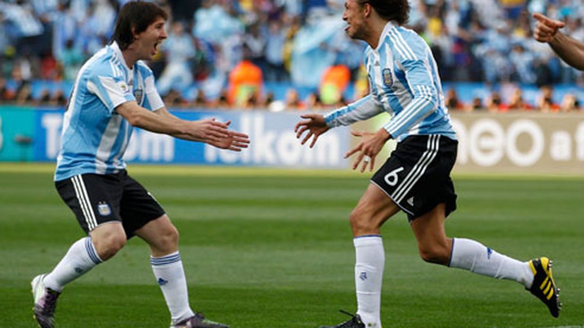 El gol de Heinze fue en el mismo minuto que el del debut en el 86