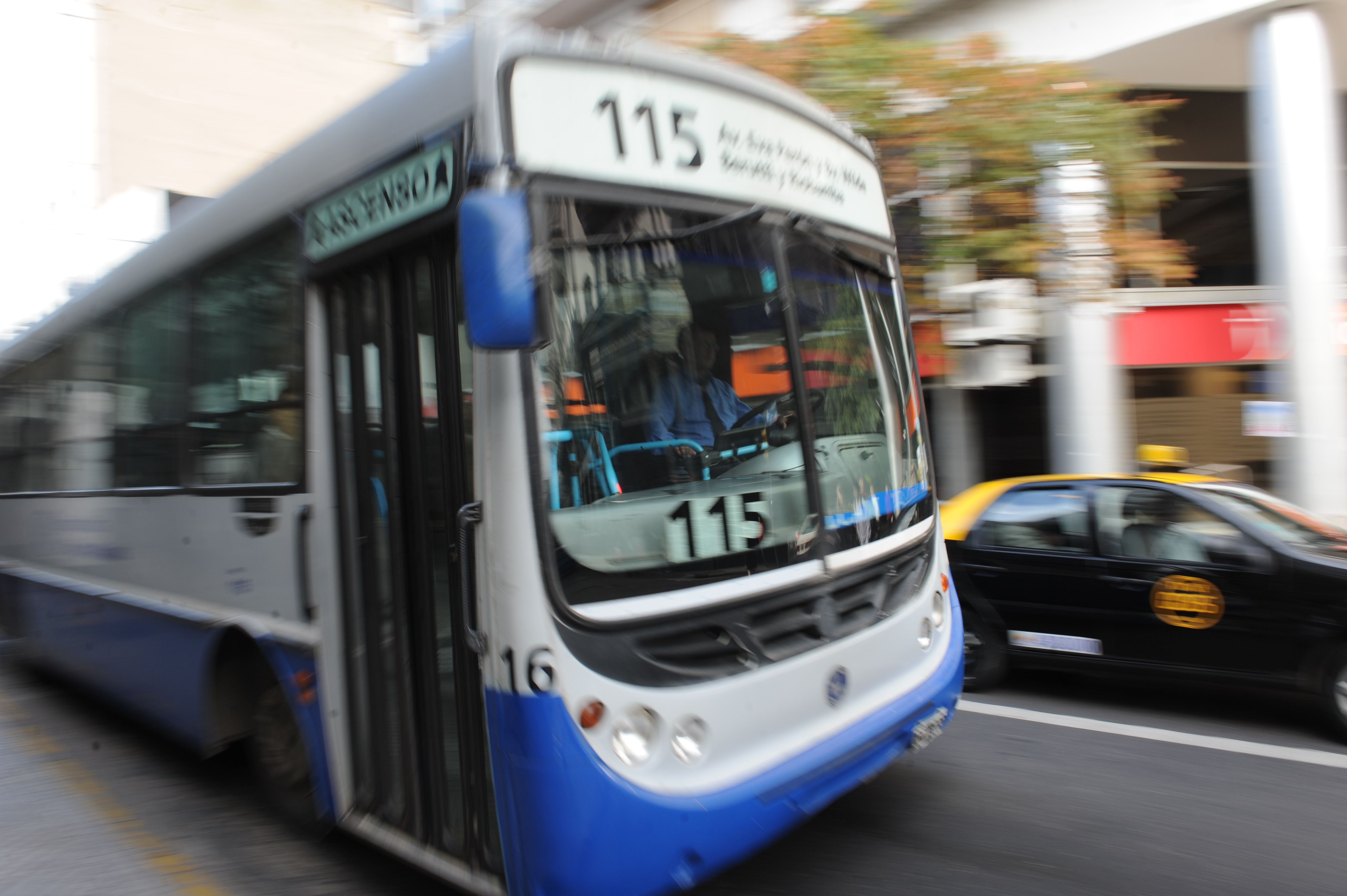Dos hombres armados asaltaron un ómnibus del transporte urbano en la ...