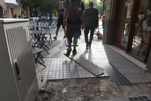 Comienza la reparación de las veredas rotas del Paseo del Siglo