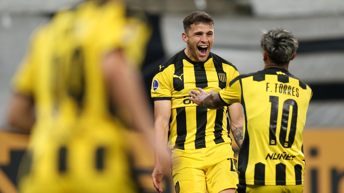 Colón, ¿piensa en sumar a otro defensor uruguayo?