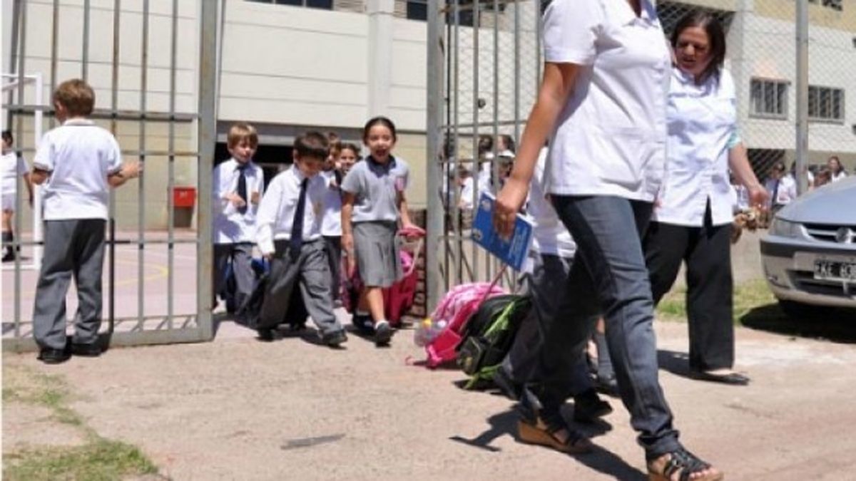 Docentes esperan ser convocados para discutir mejoras salariales