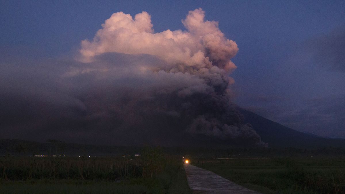 Hay alerta máxima por la erupción de un volcán en Indonesia