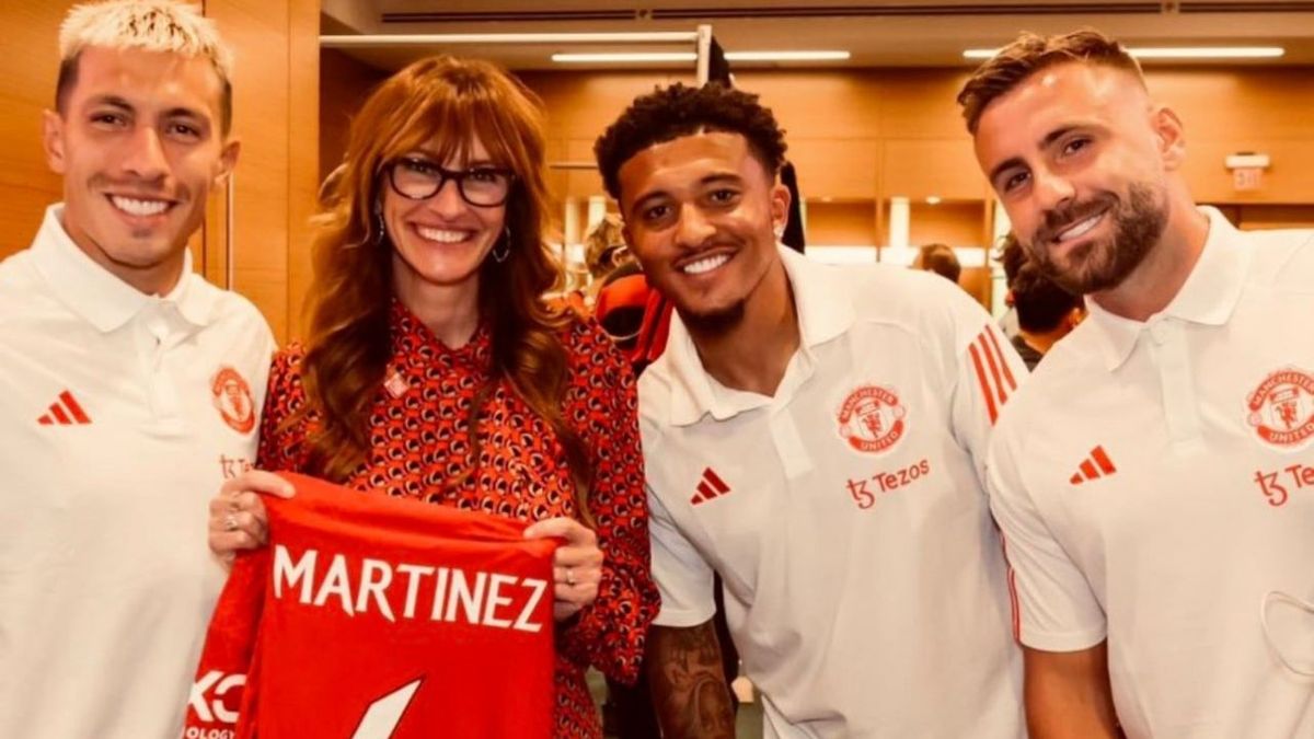Lisandro Martínez junto a Julia Roberts: foto, regalo y saludo tras un amistoso