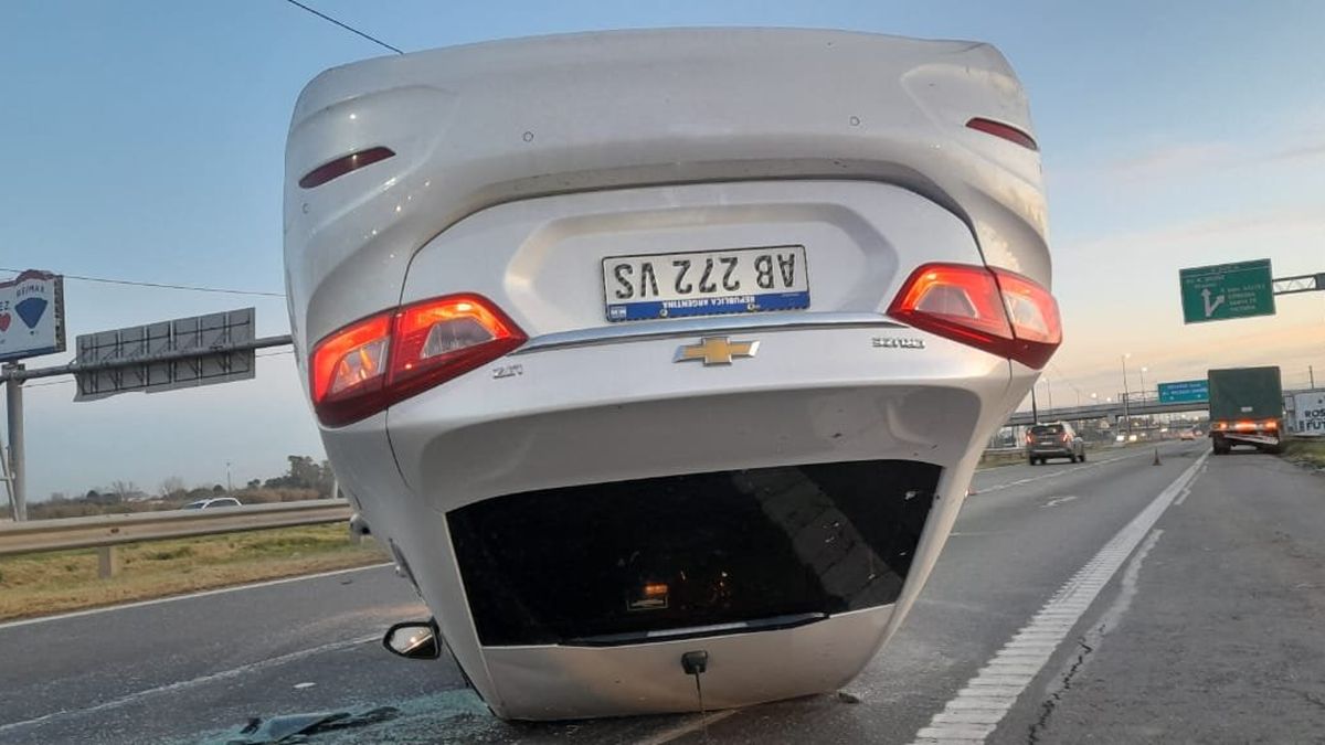 Tránsito restringido por espectacular vuelco en autopista a Buenos ...