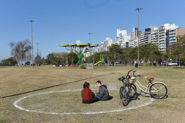 Pintaron círculos en parques para garantizar el distanciamiento en las ...