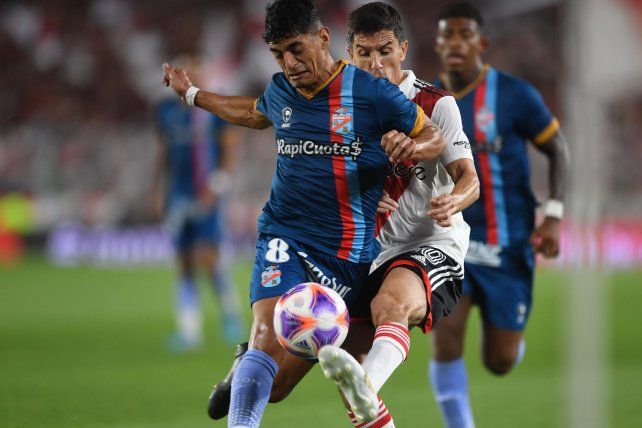 Arsenal sorprendió a River ante un Monumental colmado