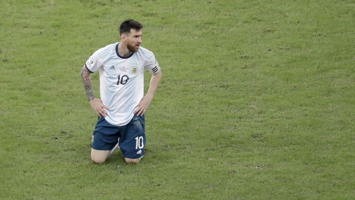 La Conmebol pone de rodillas a Messi por ser argentino