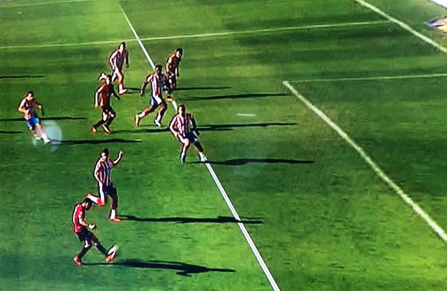 ¿Fue offside? La acción polémica que protestó todo Colón en el Clásico