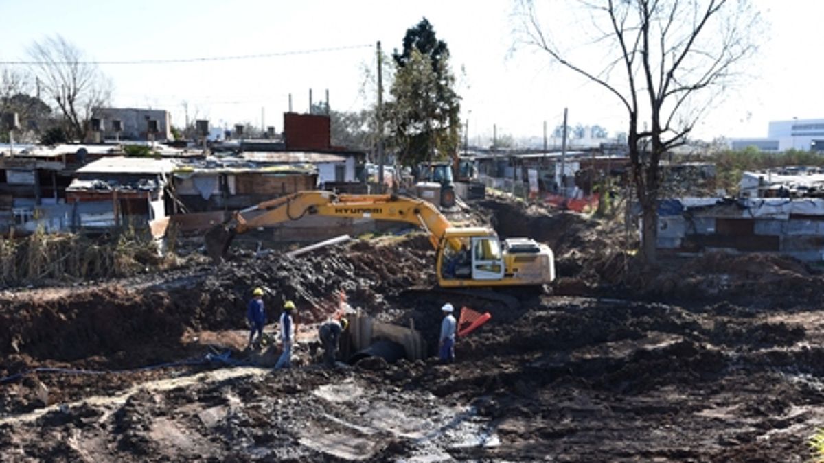 Fein recorrió obras que están transformando el barrio Las Flores sur