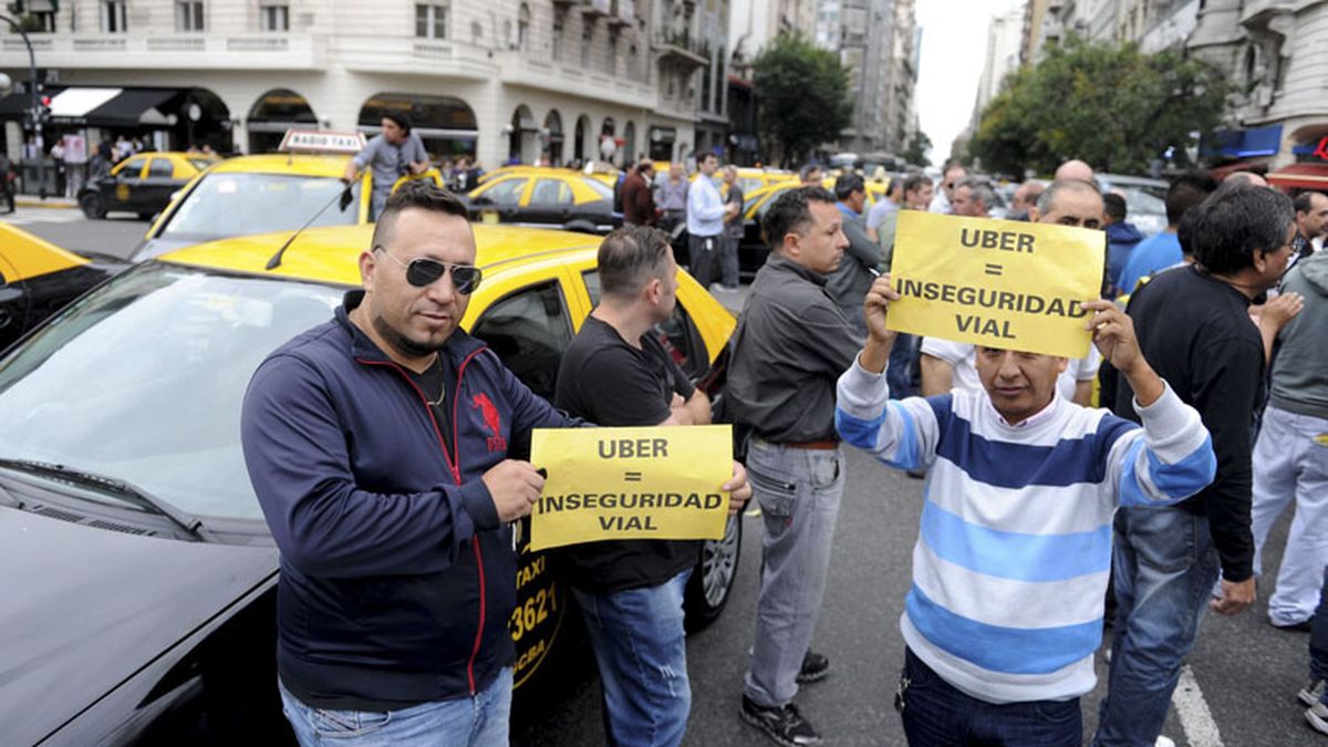 Taxistas cortaron calles en protesta contra Uber