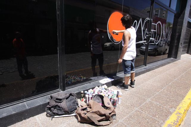 Diario UNO de Entre Ríos cumple años e inaugura el mural de FKR con una ... Diario UNO de Entre Ríos cumple años e inaugura el mural de FKR con una ...