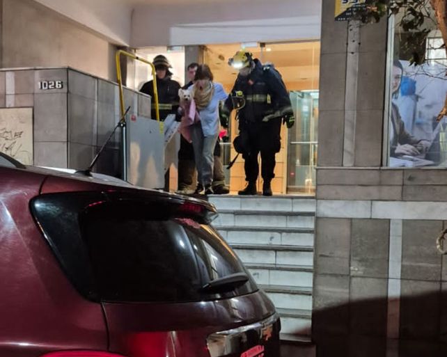 Incendio en un edificio de barrio Martin: bomberos rescataron a una ...