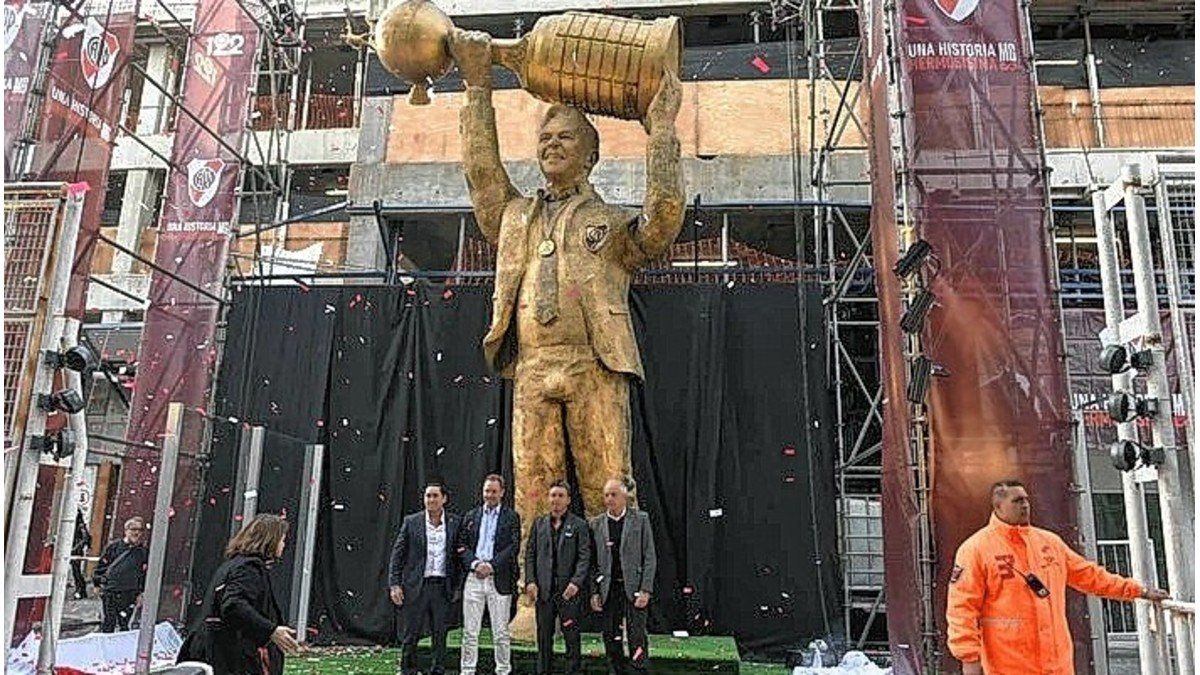 Tras los memes por la estatua de Gallardo habló la escultora