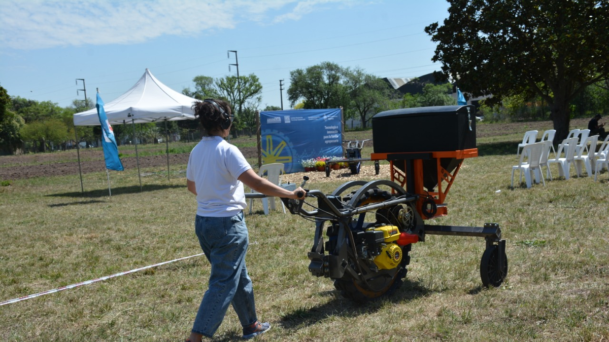 El Inta presentó en sociedad al tractor Chango para los agricultores ...
