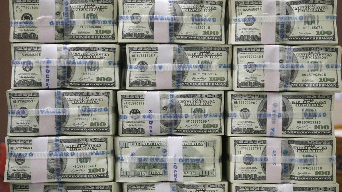 El dólar blue cerró por primera vez arriba de los 420 pesos