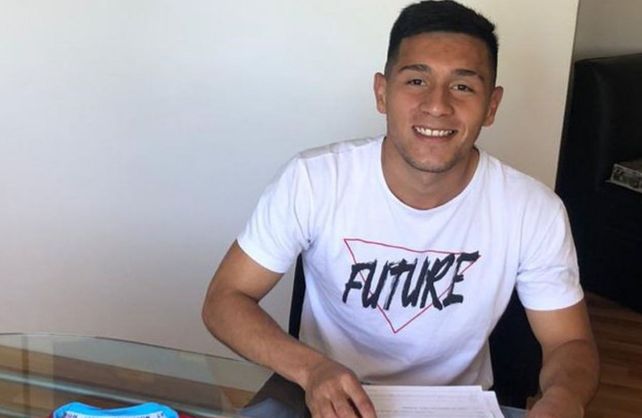 Rodrigo Ramírez firmó su contrato con Arsenal