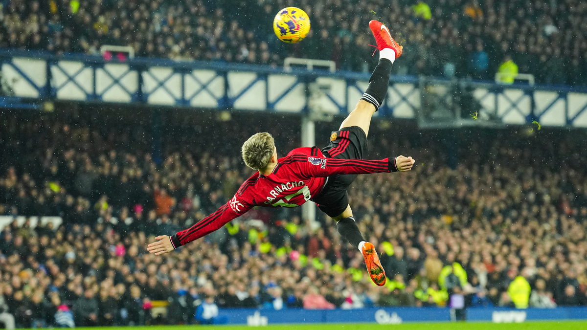 Garnacho deslumbró al mundo con un golazo de chilena