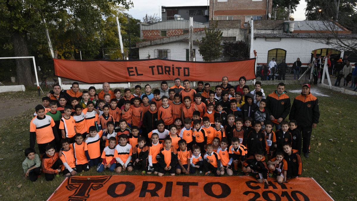 Una cancha por un cuartel para El Torito