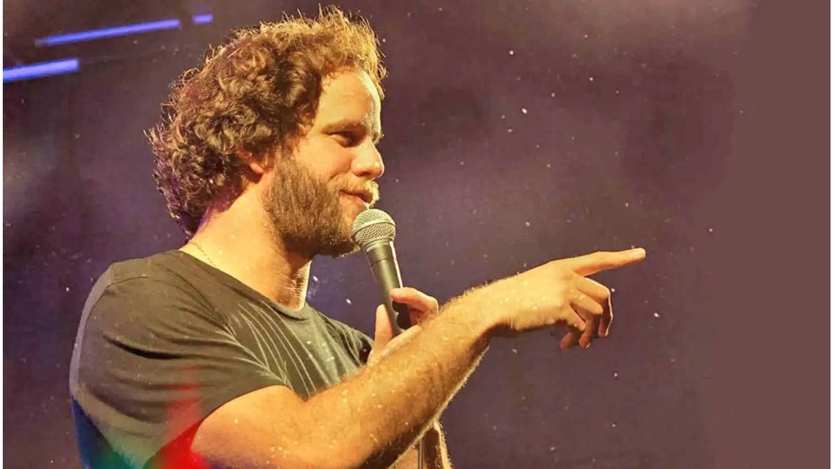 El humorista Nicolás de Tracy presenta Crónico en el Teatro 3 de Febrero