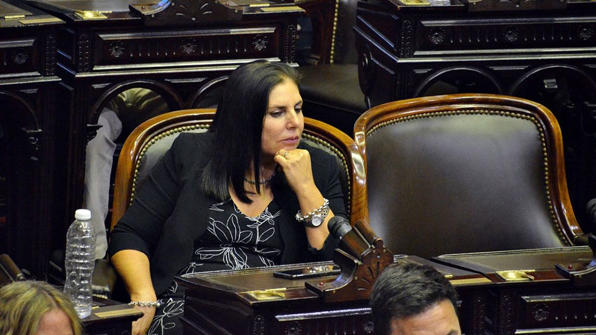 Lena quiere saber por qué se inauguró un hospital que aún no funciona