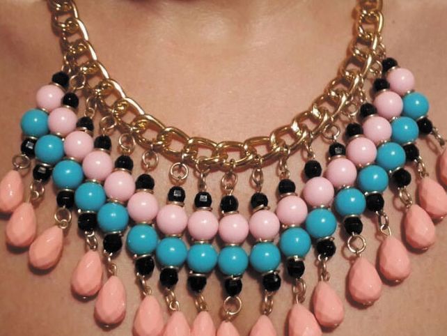 Cómo elegir el collar correcto según el tipo de escote